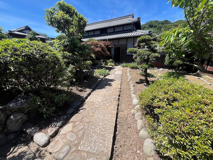 築約100年の古民家を一棟貸し！アーティストの作品展示もあります。 - Matsuyama