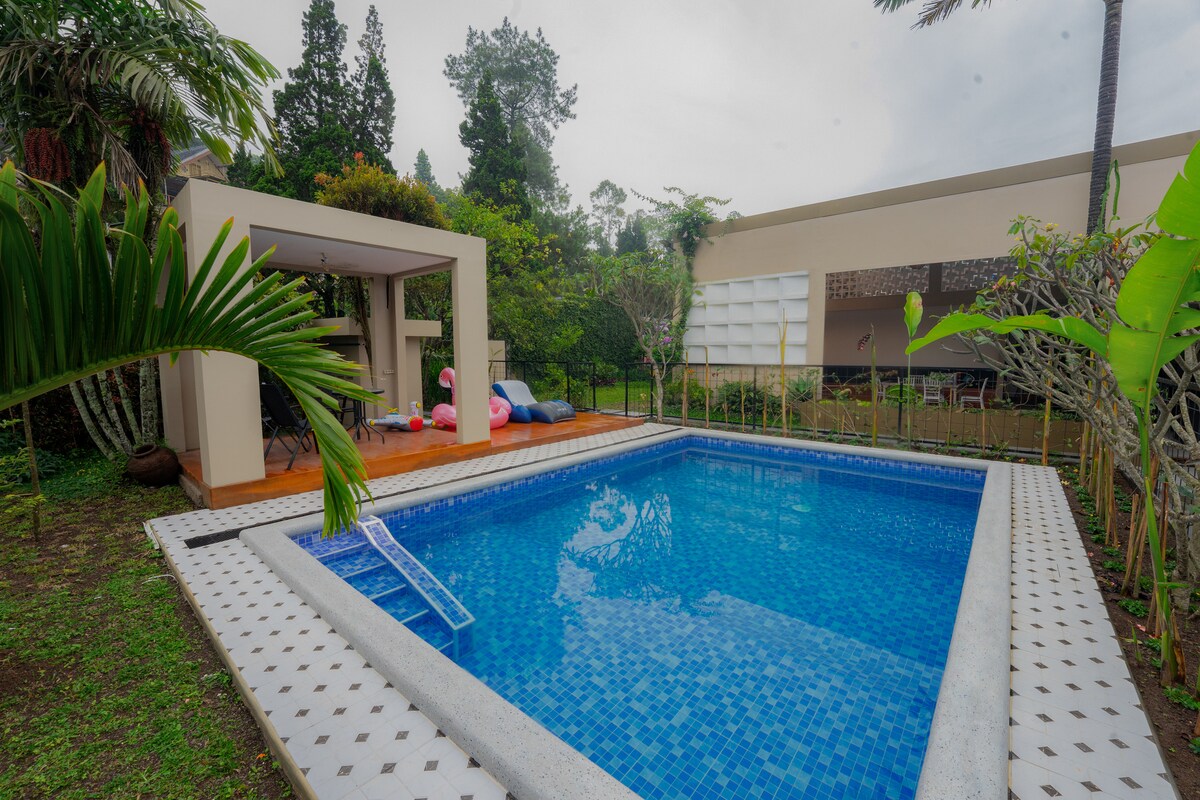 Hortensia Villa - 5BR Pool & Jacuzzi - Houses for Rent in Parongpong ...