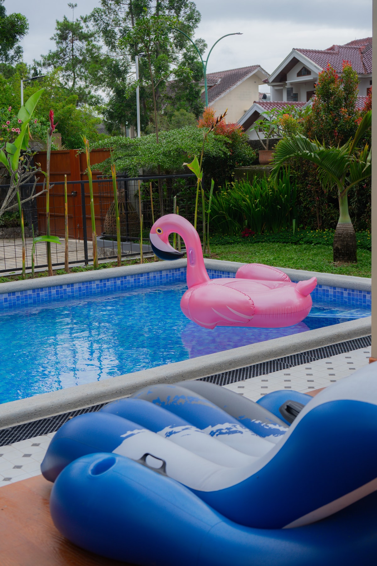 Hortensia Villa - 5BR Pool & Jacuzzi - Houses for Rent in Parongpong ...