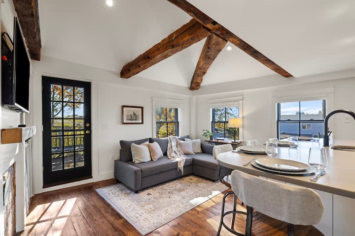 "The Lookout" - Crocker Park Waterfront Apartment - Marblehead, MA