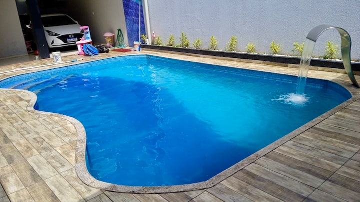 Casa Com Quatro Quartos Com Piscina E Garagem - Manaus