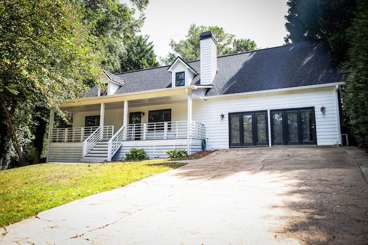 5 Bdrm W/ 2 Kitchens & 3 Living Rooms - Sleeps 12 - Smyrna, GA