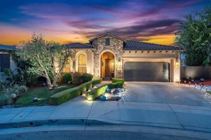 Stylish 4brm/3bt Home, Perfect For Families! - Fresno, CA