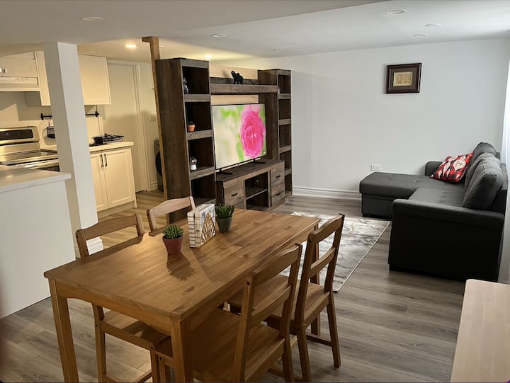 Cozy & Peaceful 2-bedroom Walkout Suite - Aurora