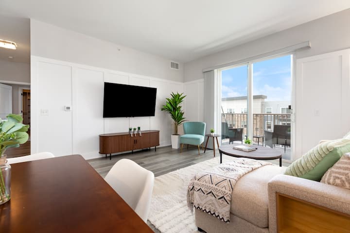 Bright 2br Escape | Pool, Pickleball & Play Room - Naperville