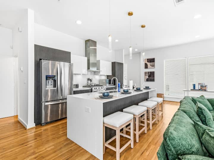 Rooftop Dallas Views • Modern 4-story - Dallas, TX