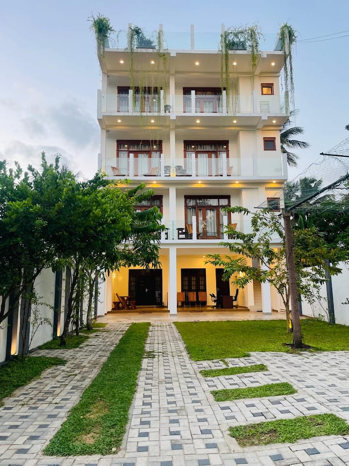 O2 Luxe Living: Multi-level Villa For Big Groups - Mirissa