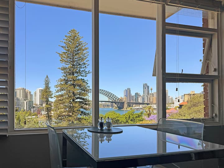 Sydney Harbour Bridge At Your Fingertips. - North Sydney