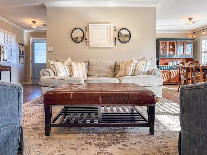 Spacious Family Stay — 2+ Living Areas, Huge Yard - Knoxville, TN