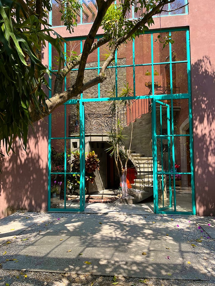 Cliffside Oasis: Stunning Ravine Home - Cuernavaca