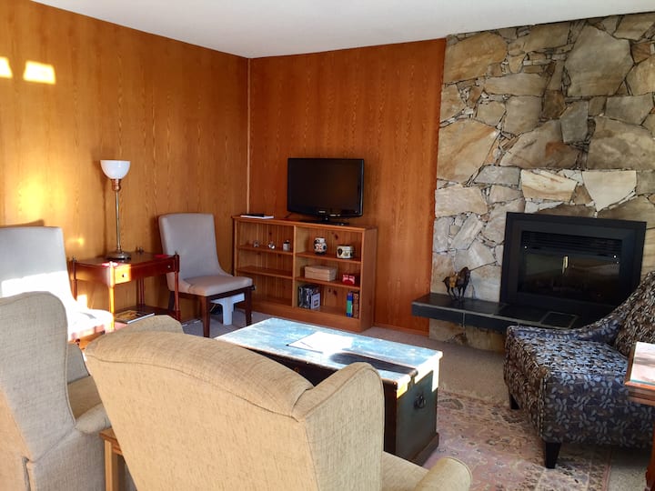 Spacious Lr, Dr, Office 2bd On Two Levels: Views! - Victoria