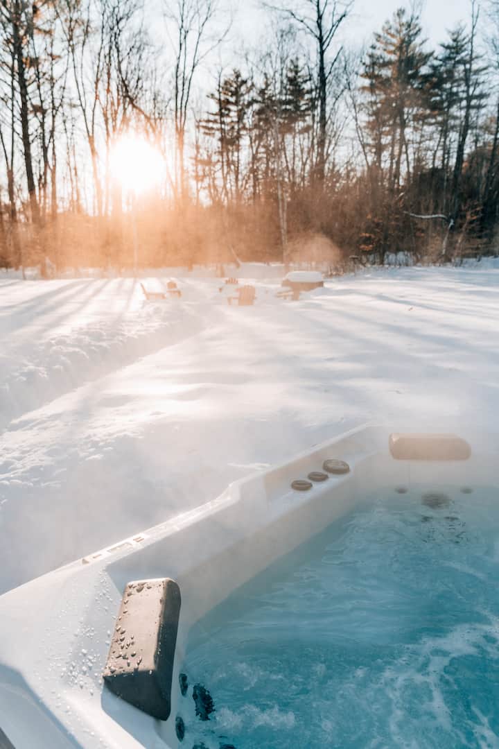 New | Modern Home Hot Tub•ev•pets | White Mtns - Conway, NH