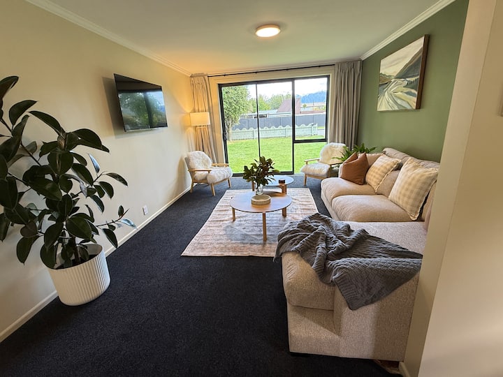 Te Anau Town Centre Haven- Self Check In, Parking - Te Anau