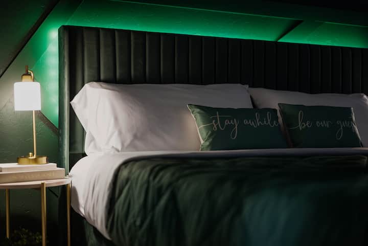 Squirrel Hill Chic • Spacious 1br + Parking & Gym - Kennywood, West Mifflin