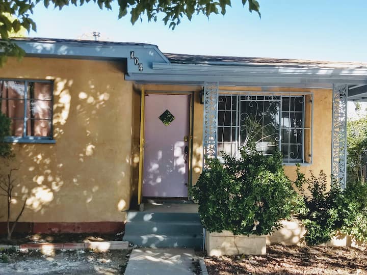 Geode: Retro 3 Br/ 1.5 Ba Home Near Downtown - Carlsbad, NM