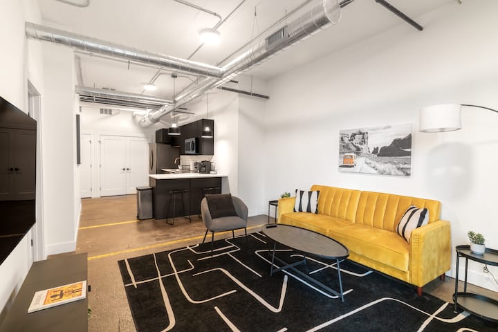 Chic 1br Apt • Private Patio • Warehouse District - Peoria, IL