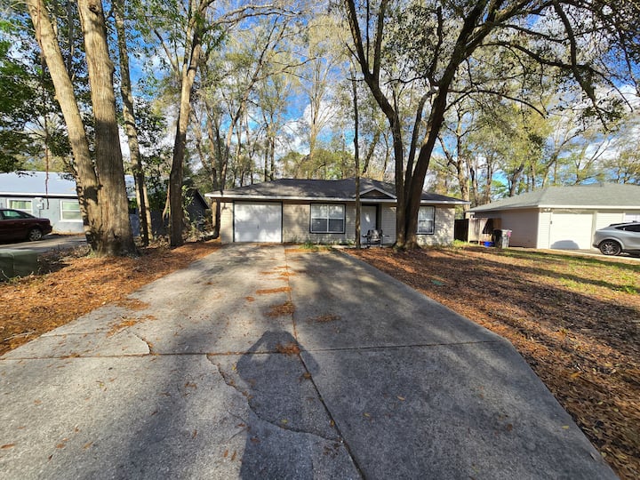 Cozy Home Nested Near Haile And Butler's Plaza - ゲインズビル, FL