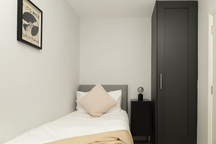 Snug Single Bedroom In East Wall - Dublin, Ireland