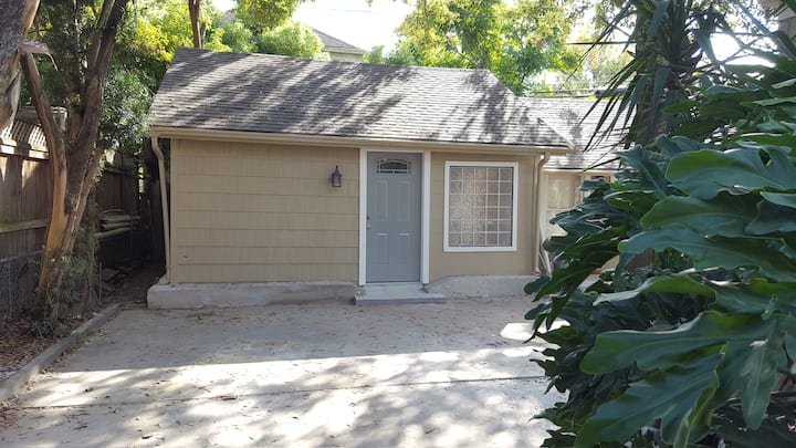 Montrose 1 Br Gem • Full Kitchen + In-unit Laundry - Bellaire, TX