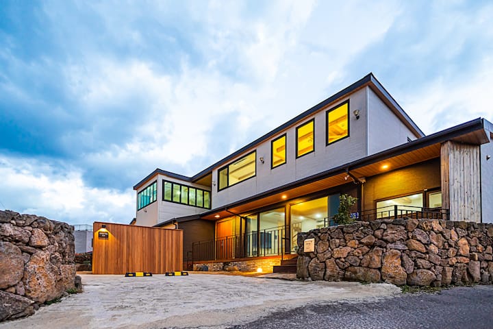 신상/60평넓은독채/바닷가1분/대가족숙소/최대12인/침실5/화장실3/바다뷰 - Jeju-si