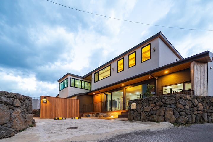 제주 조천읍/포구 1분/대가족숙소/최대12인/침실5/화장실3/신축급 컨디션 - 화북동