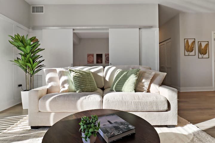 Naperville 2br Haven | Pool, Gym & Pickleball - Naperville, IL