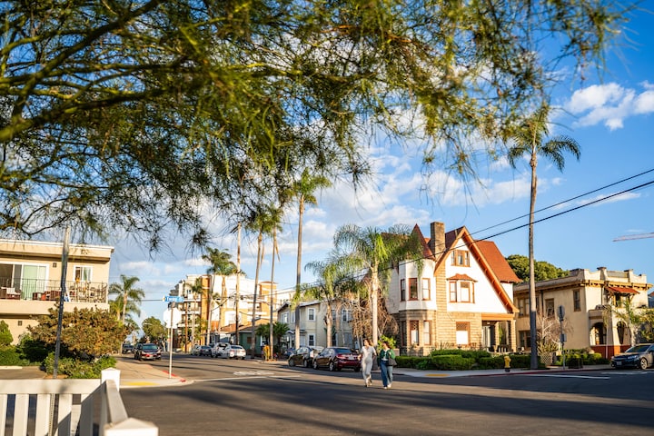 Walkable, 10 Min To Airport, King Beds, Parking! - San Diego, CA