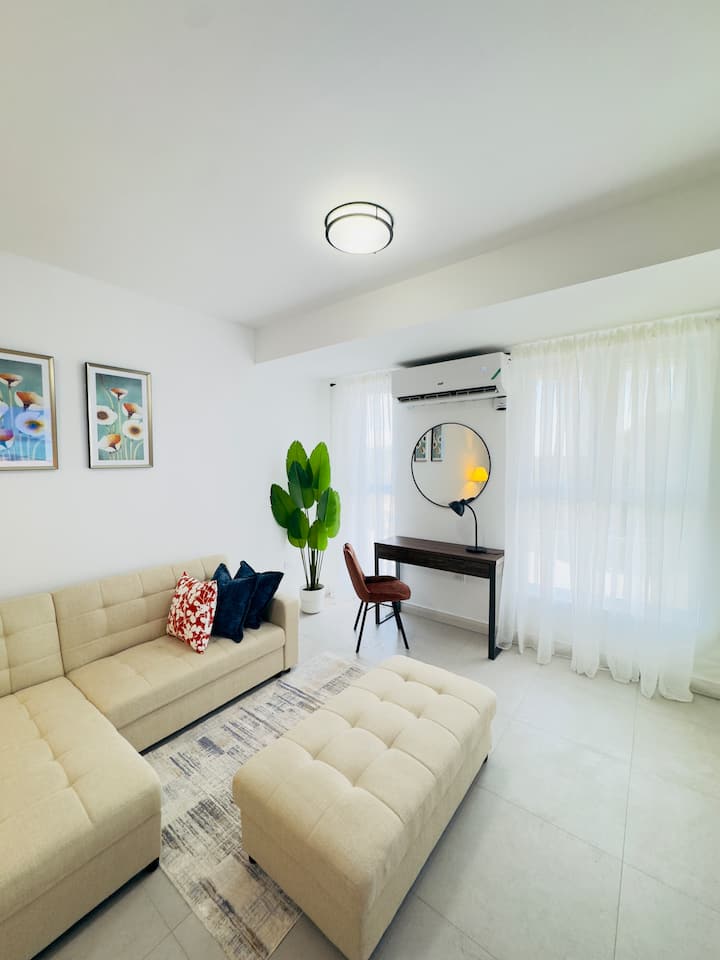 Luxury Condo W/ Pool, Rooftop Views & Free Pickup - Kingston