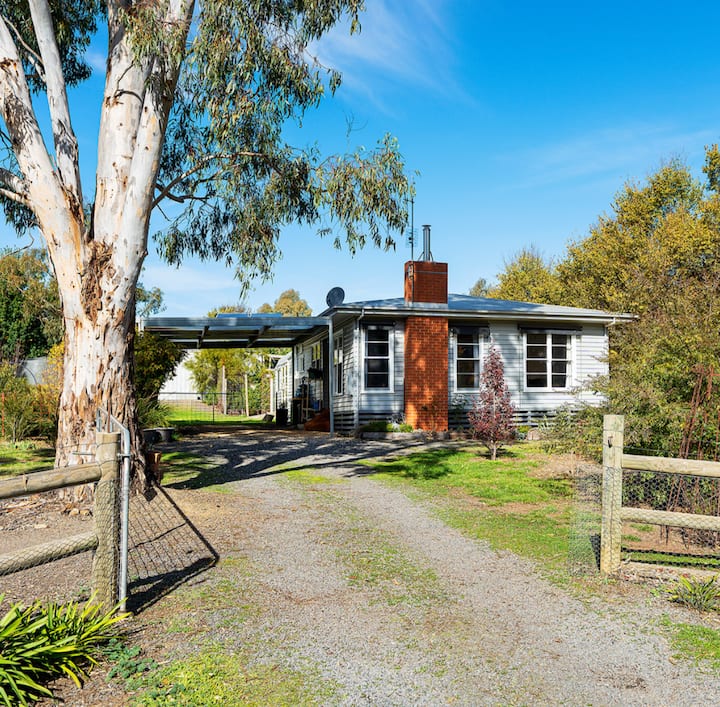 Functional Family Country Retreat In Yapeen - Guildford