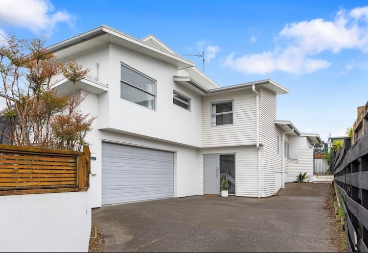 Sunny Coastal Family Retreat - 타우랑가