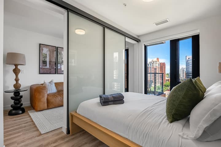 Zen Condo • Eau Claire • Dt Views - Fort Calgary