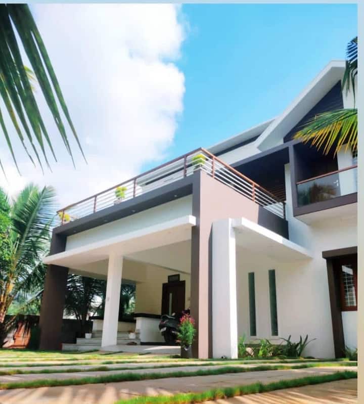 This Is A Beautiful House With 4 Bedrooms, - Ponnani