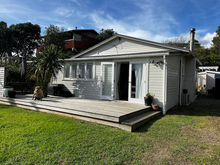 Gorgeous 1940s Character Home 5 Min Walk To Beach - Manakau