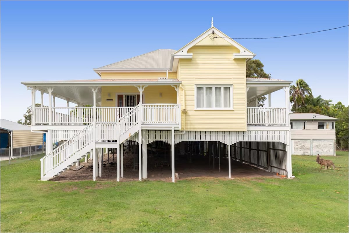 Seaside Queenslander / K’Gari Views, Coastal Charm - Houses for Rent in ...