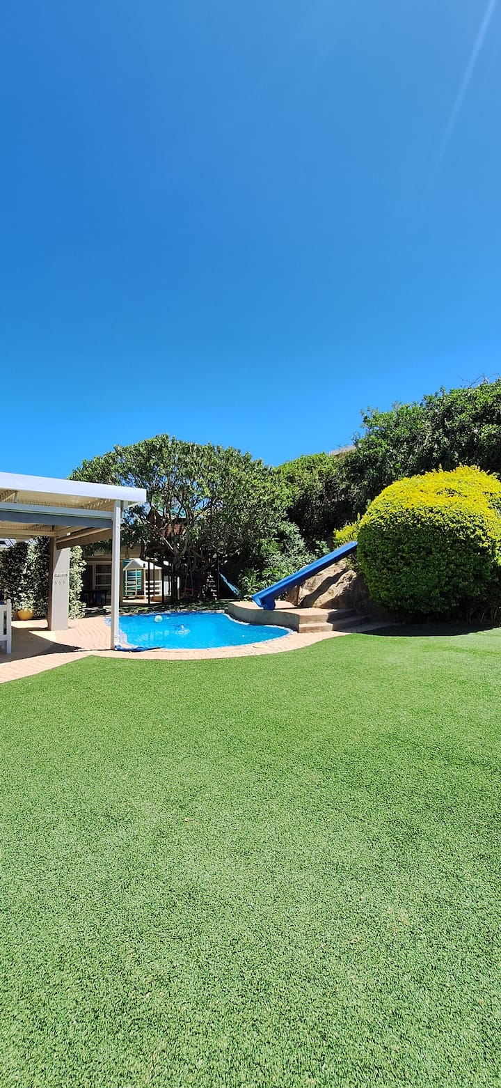 Entertainer's Dream With Paarl Rock Backdrop - Paarl