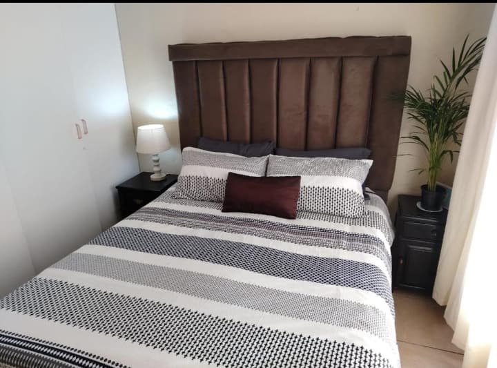 Roots Self Catering Twin Room - Gqeberha