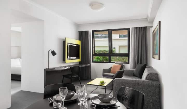 Opulent Suite In Central Hotel-chic Design W/ Pool - Parramatta