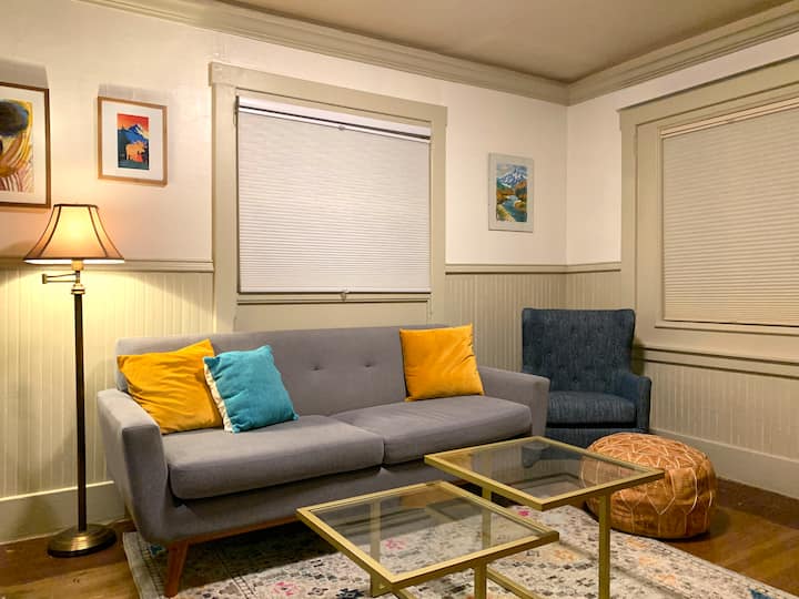 Delightfully Snug Neighborhood Abode - Shoreline