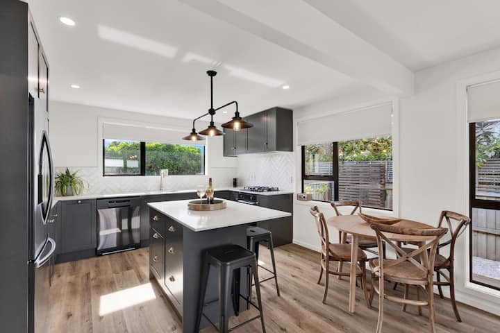 Modern Renovated Home • Sunny Deck • Quiet Area - Christchurch