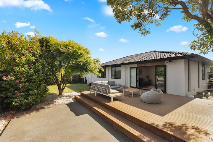Modern Renovated Home • Sunny Deck • Quiet Area - Christchurch