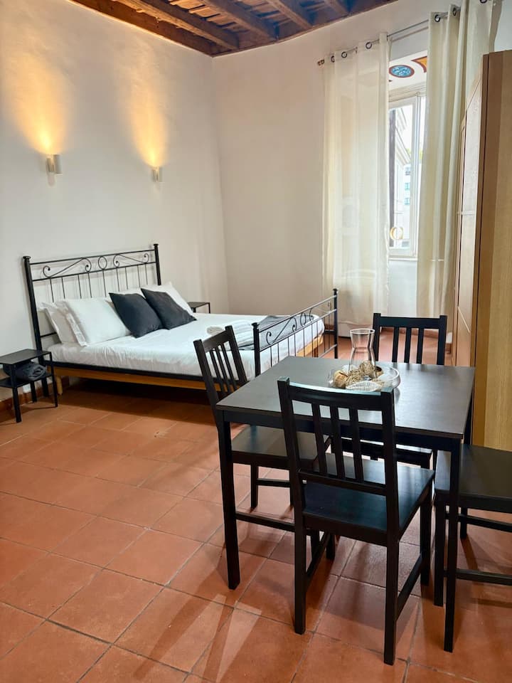 Monolocale In Edificio Storico - Rome