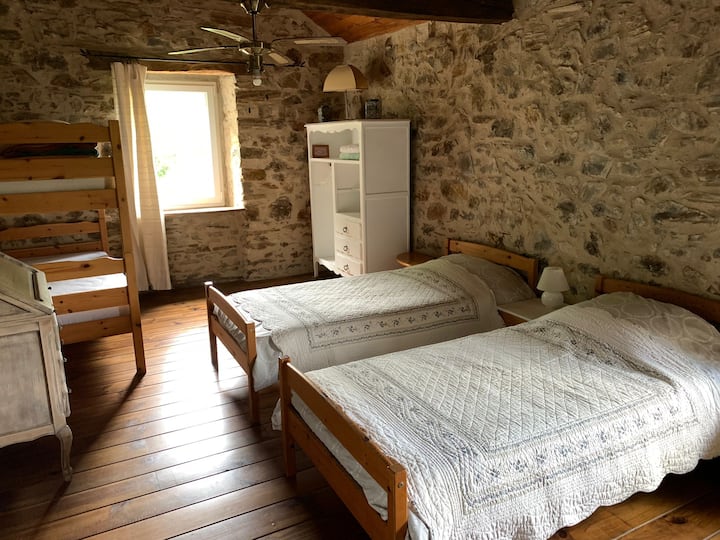 Chambre Pour 3 Avec Petit Déjeuner - Villefranche-de-Panat