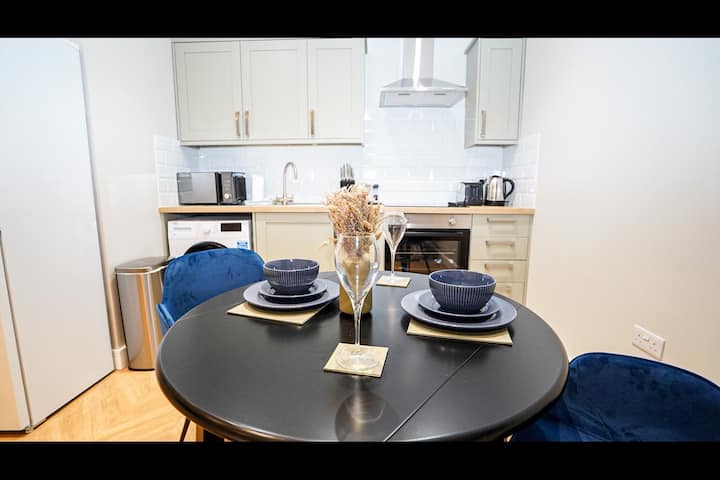 Spacious Apartment With Free Parking - London Heathrow Airport (LHR)