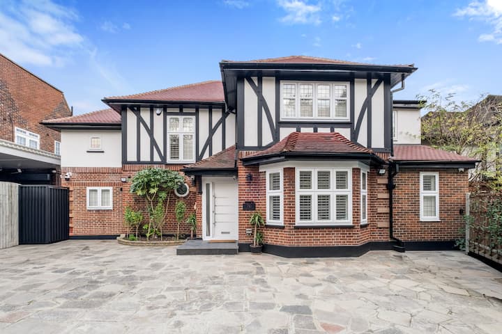 Heritage Look, Luxury Feel - Spacious Family House - London