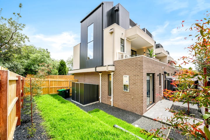 Central Mount Waverley Townhouse With Parking! - Forest Hill (Australia)