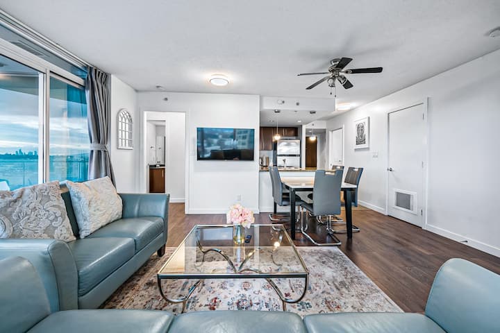 Great Location/ Stunning Views 3 Bed 2 Bath - Vancouver