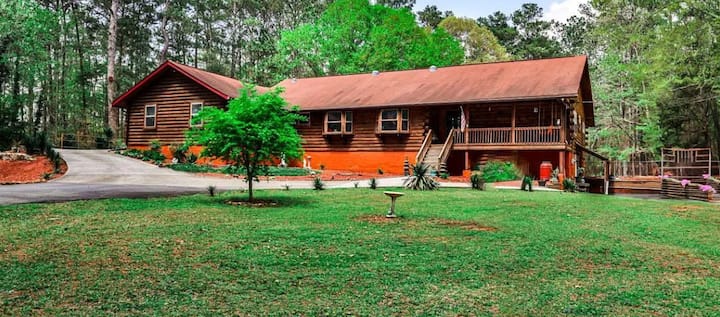 Serene 2 Bed Log Cabin On Spacious Retreat Land - Conyers, GA