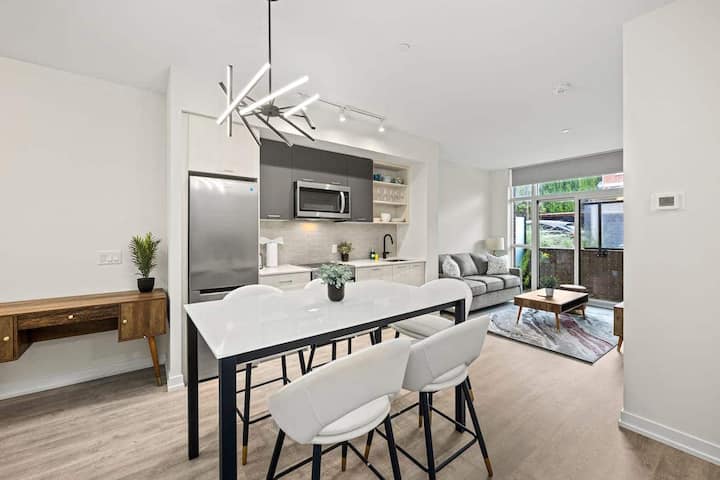 Elegant 2br Apt | Parking & Comfort - Toronto