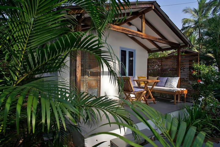 La Dolce Vita Deluxe Beachfront Bungalow 1 - Goa