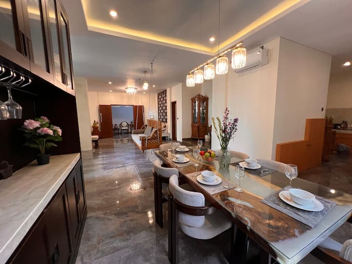 Luxe 5br Villa Near Sanur Beach W/ Pool & Sea View - Sanur